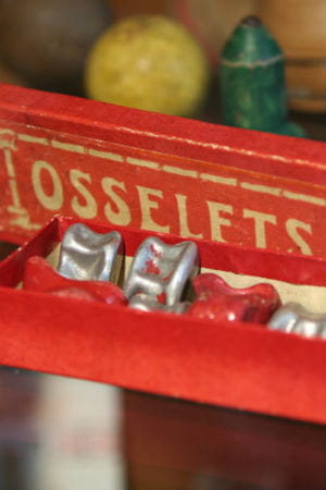 Les osselets : 20 jeux indémodables de notre enfance - Journal des Femmes